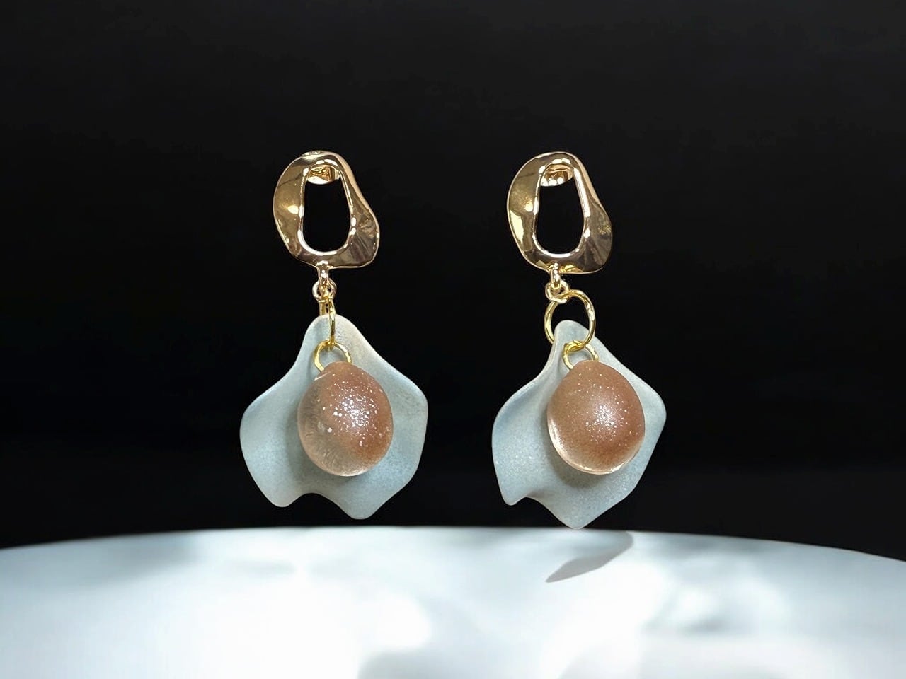 ゴールド【デザイン ピアス】 花びら ミントグリーン×ブラウン (サージカルステンレス316) | 砂 de mou moon