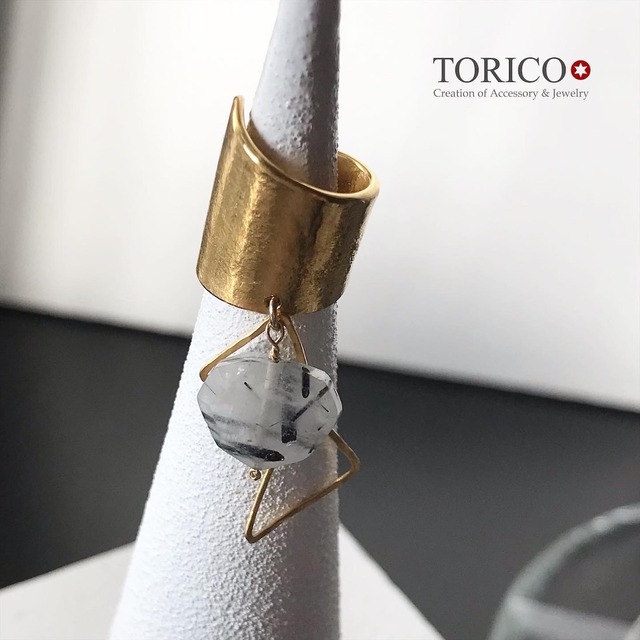 イヤカフ プレート＆sankakuチャーム(ゴールドカラー) ＋ ブラックルチルクォーツ | TORICO