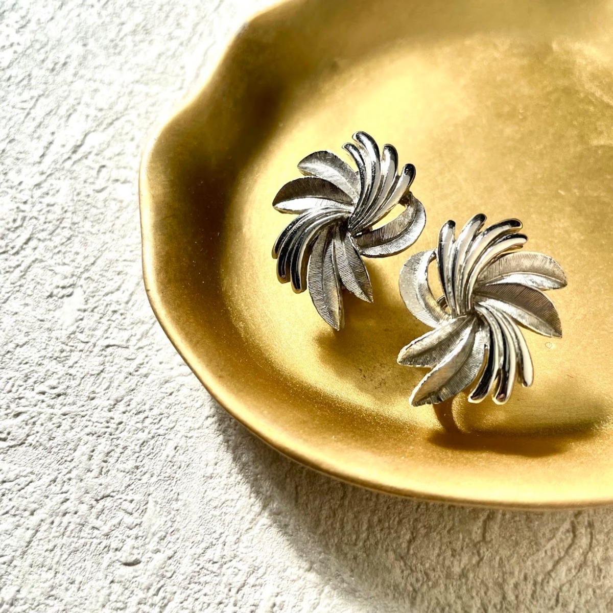 リーフ メタル イヤリング 《E-0217》 | ModernLoop ユーズドアクセサリー専門店