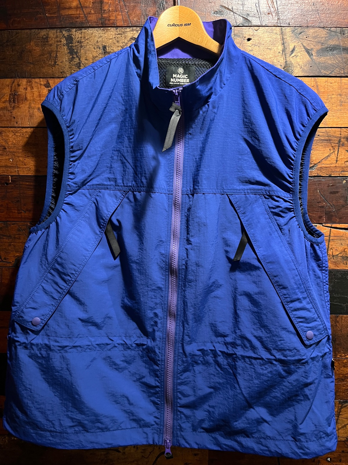 MAGIC NUMBER RETRO WIND PACKABLE VEST BLUE | Curiousism