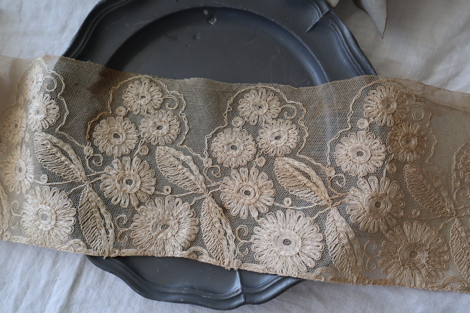 France製 90㎝ アンティーク刺繍レース C784 ベージュ | vmt antique アンティーク雑貨の家