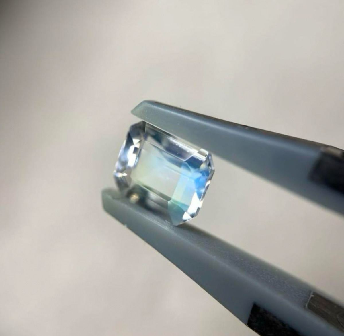 レインボームーンストーン 0.76ct 宝石 ルース | GCC.GEMS.