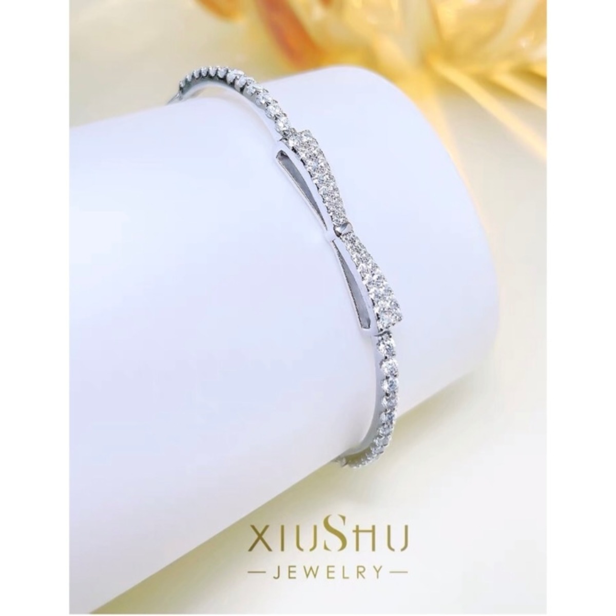 リボン ホワイト 細い 高炭素ダイヤモンド キラキラ ゴージャス ブレスレット 可愛い シンプル 普段使い 白 かわいい | キラキラゴージャスジュエリーのXIUSHU(シュシュ)