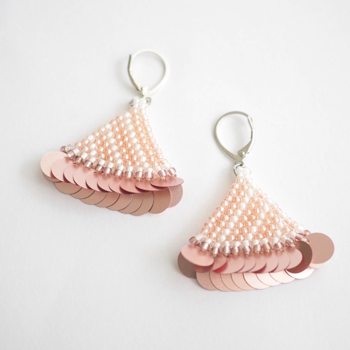 『Beadspan triangle』（くすみピンク）ピアス/イヤリング【受注】 | Beadspan ビーズアクセサリー・ピアス・イヤリング・ネックレス・ブローチ