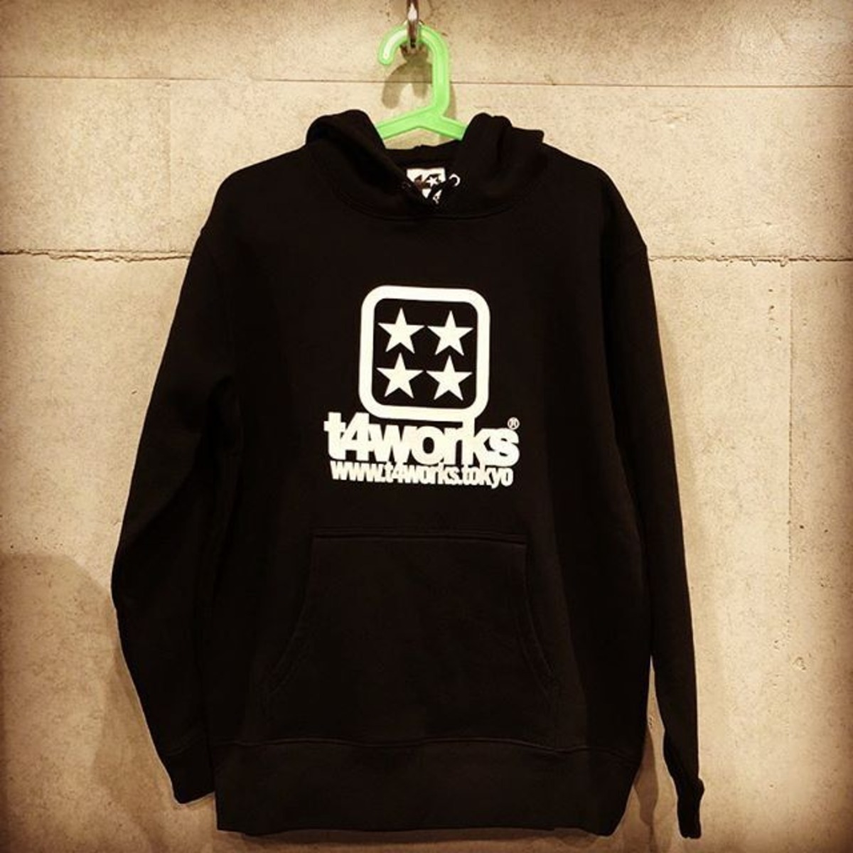 【t4works】t4worksロゴパーカー Mサイズ 黒 着丈66/身幅55/肩幅48/袖幅60(cm) T4-PK01BKM | RC926 WEB SHOP