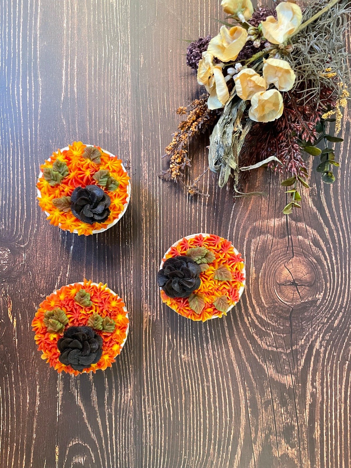 秋のあんこのお花®︎カップケーキ1個（抹茶の米粉ケーキ） | 花あん工房〜Hana An Koubou〜