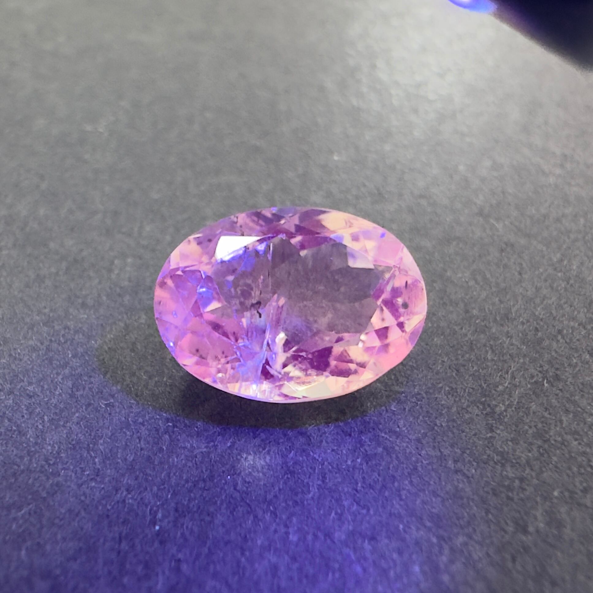 【UVチェンジスキャポライト】 マダガスカル産 3.44ct | たからいしルース オンラインショップ