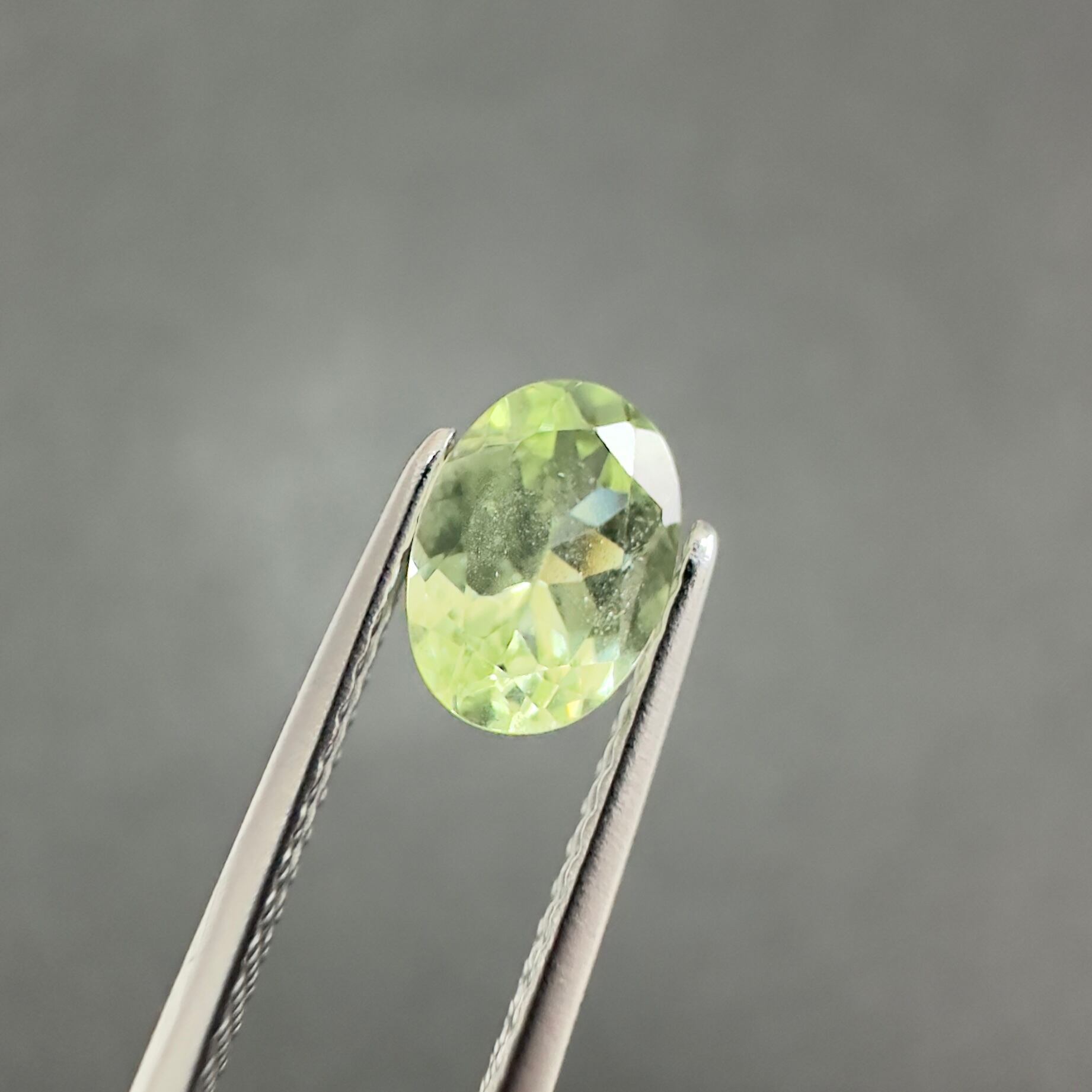 【UVチェンジミントガーネット】 0.83ct | たからいしルース オンラインショップ