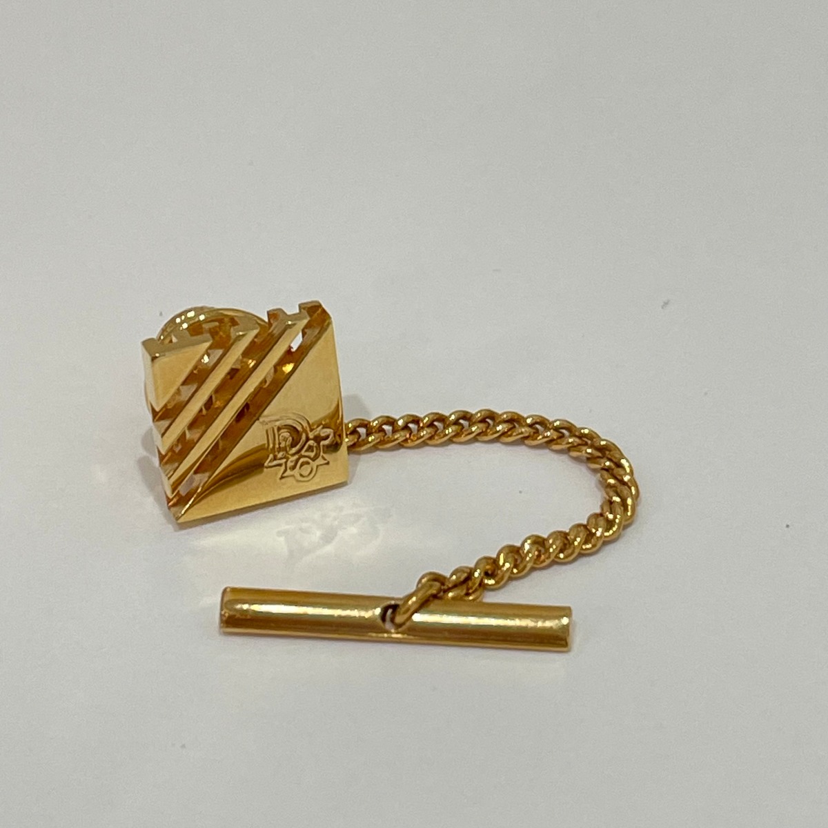 23588 Dior lapel pin | blazetorwest
