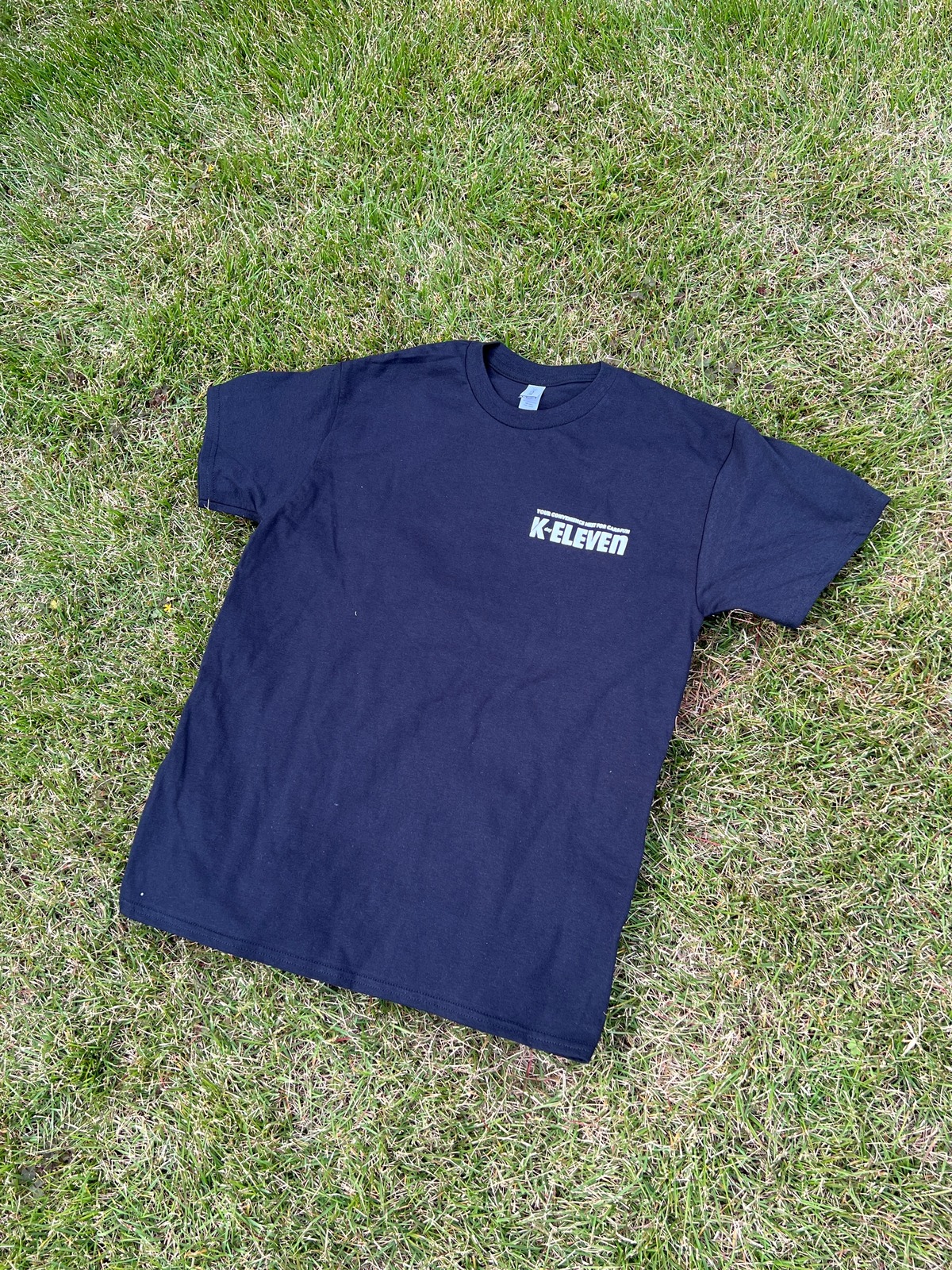 Kday!!ELEVEN ロゴTシャツ ブラックxライトグレープリント | Kday!! Sendai official store