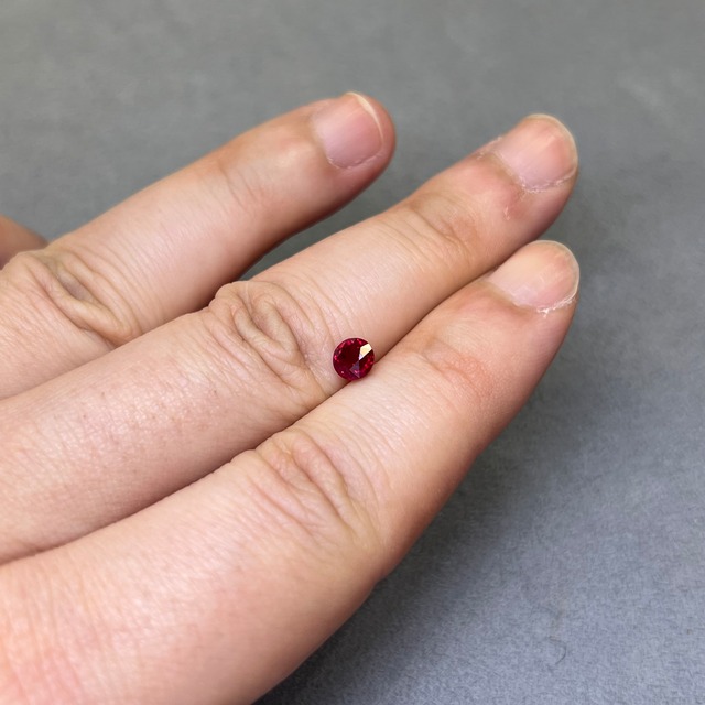 【AIGS鑑別】ミャンマー産ピジョンブラッドルビー 0.77ct 4.94mm×4.84mm×3.65mm ラウンドルース | 鈴木屋