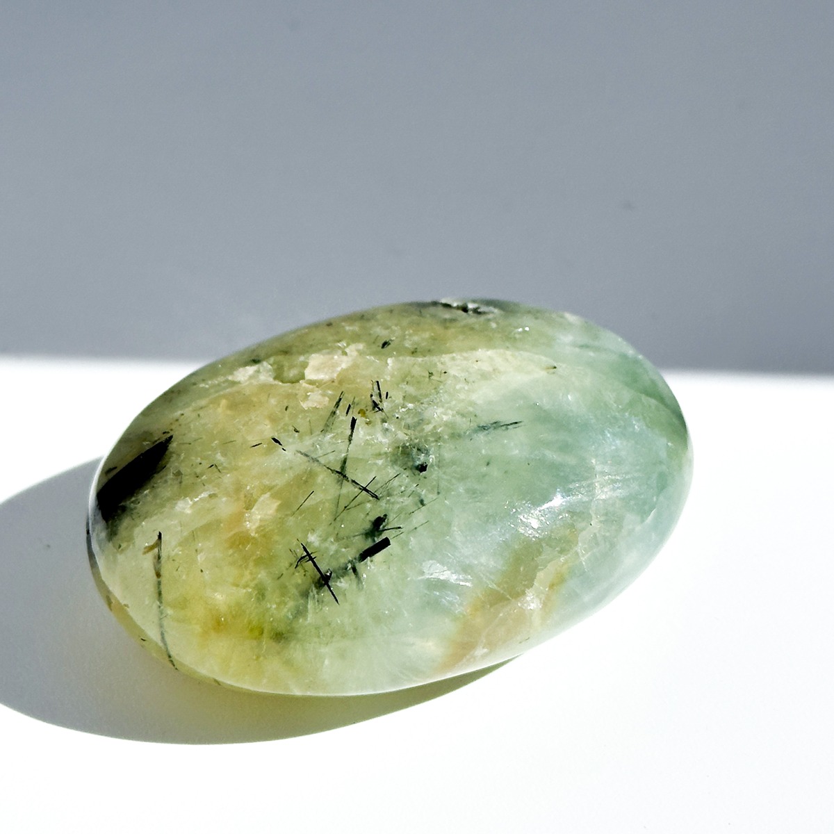 プレナイト パームストーン52 Prehnite 天然石・鉱物・パワーストーン | Kamoku[カモク]インテリア天然石・鉱物のネットショップ
