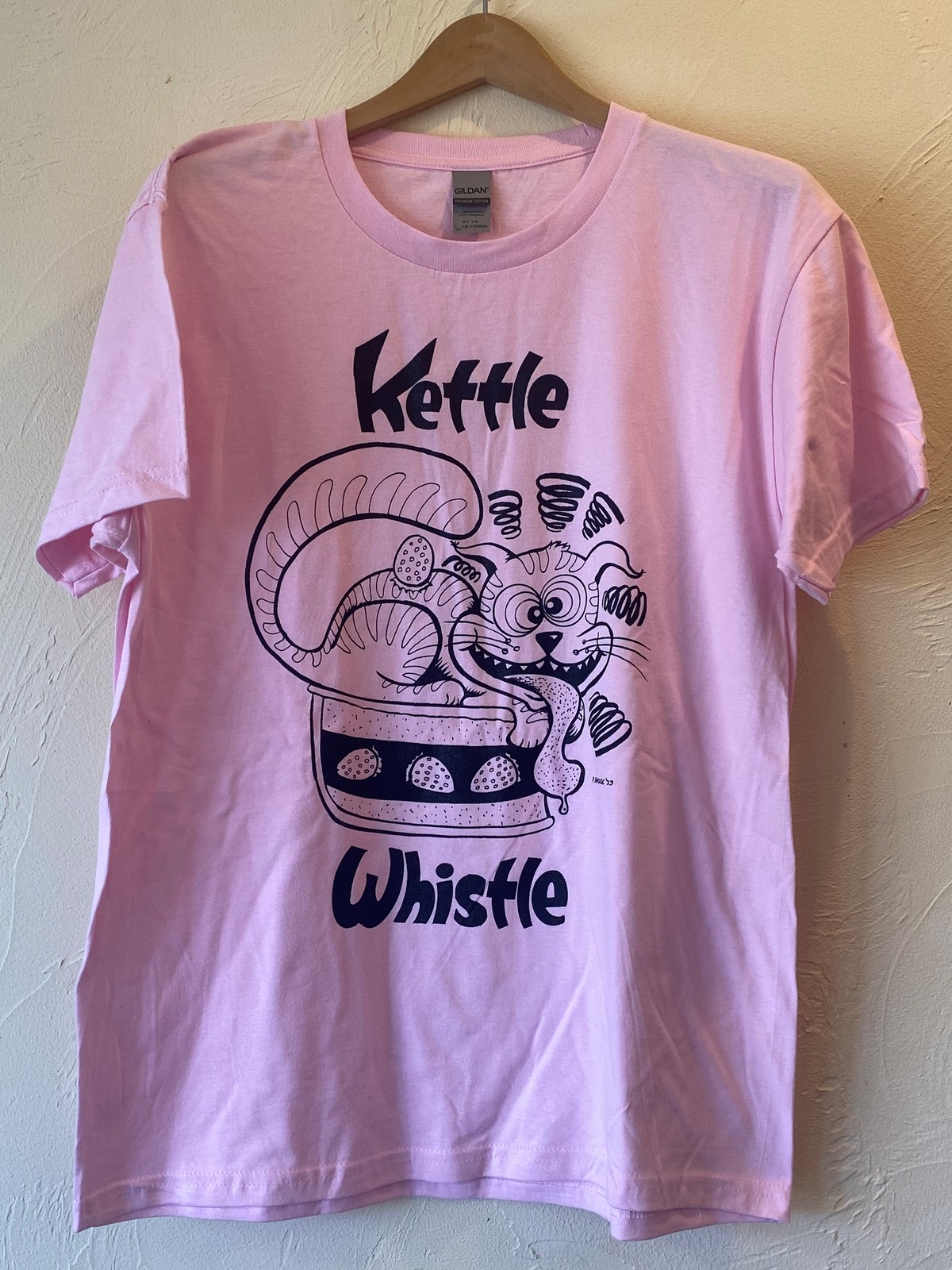kettlewhistle P.BAGGEデザインTシャツ ライトピンク | threedays