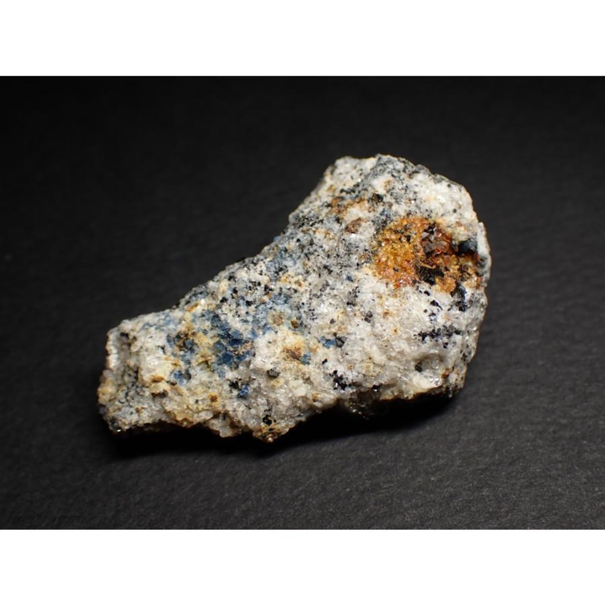 ドイツ産 アウイナイト(アーウィン)/Hauynite(Hauyne) 原石 A-HYN028 | 鉱物・天然石のお店CrystalGate