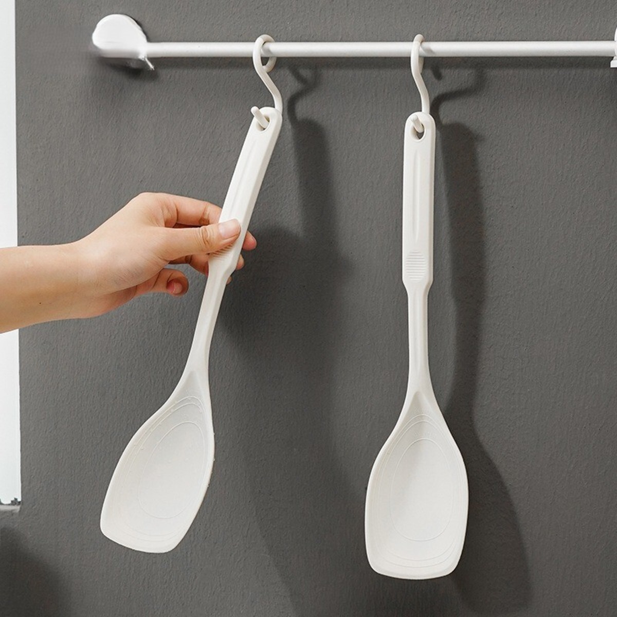 キッチンスプーン キッチン用お玉 目盛り付き クリエイティブ ホームキッチン用品 大型スープスプーン ロングハンドル 吊り下げ式 かわいい 便利 | kitchengoods