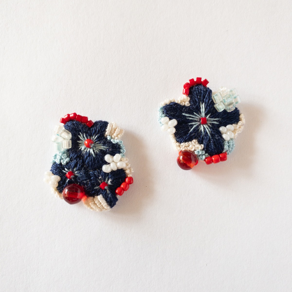 navy flower〈ピアス/イヤリング〉 | mamani