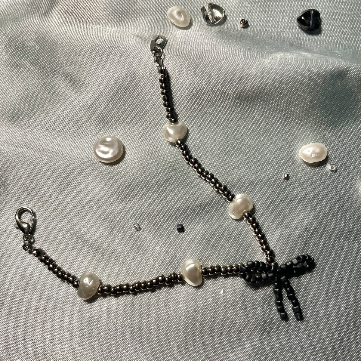 navy ribbon&perl bracelet | em