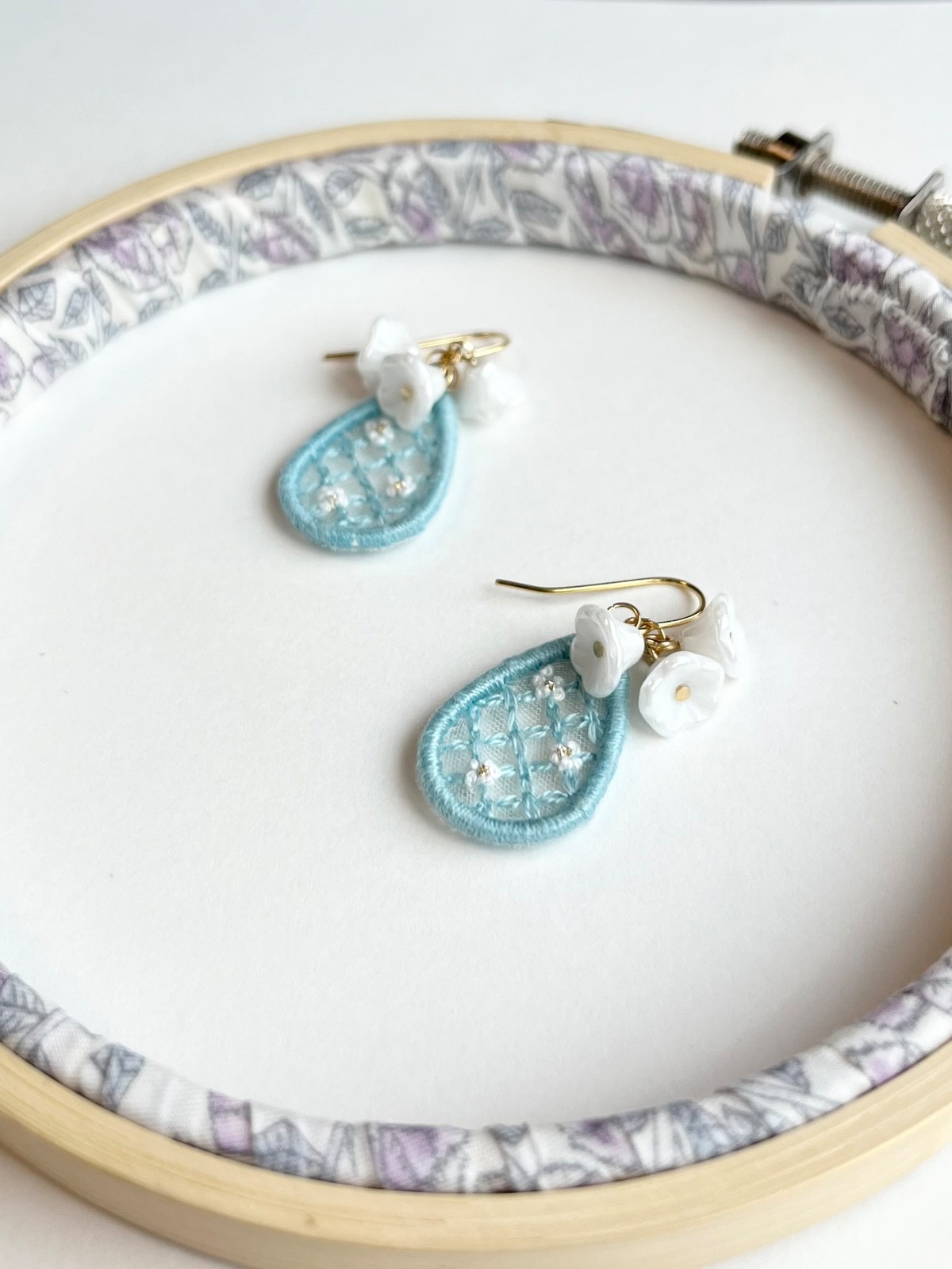 White Flower ピアス | Blue plaid pattern | オーガンジー手刺繍 | mellow stitch