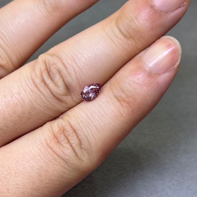 マラヤガーネット 0.87ct 6.80mm×4.65mm ペアシェイプカット ルース | 鈴木屋