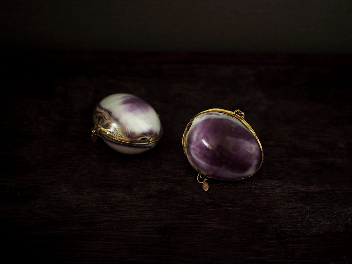ROOTS ROSE RADISH / solid perfume Violet Shell Compact | Little TAO
