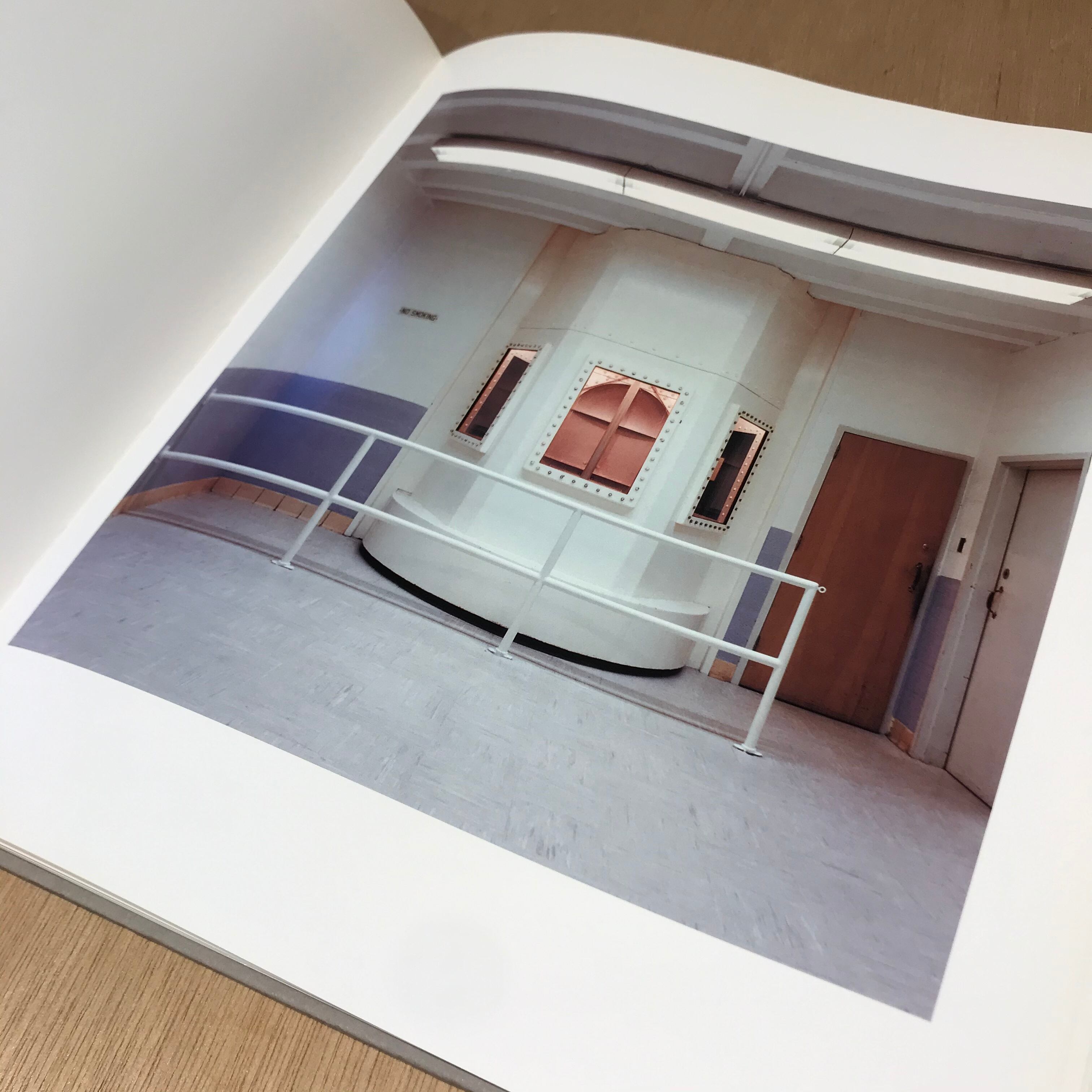 The Omega Suites / Lucinda Devlin | 百年