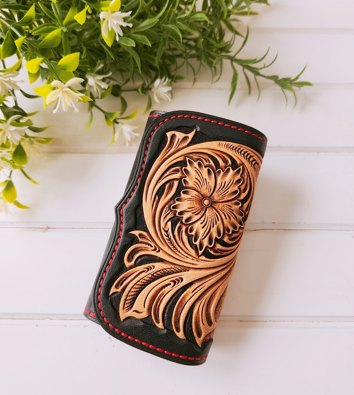 キーケース(フラワーカービング,DB,フチ黒,赤ステッチ) | Ken Leathercraft