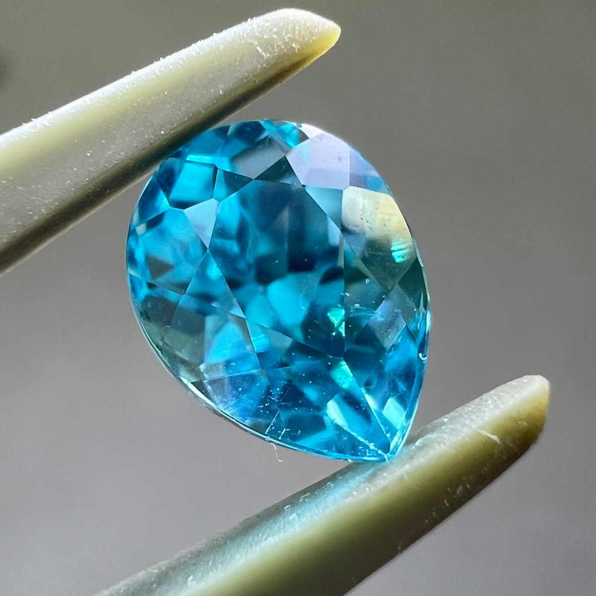 アパタイト 1.44ct 7.50mm×5.75mm ペアシェイプルース | 鈴木屋