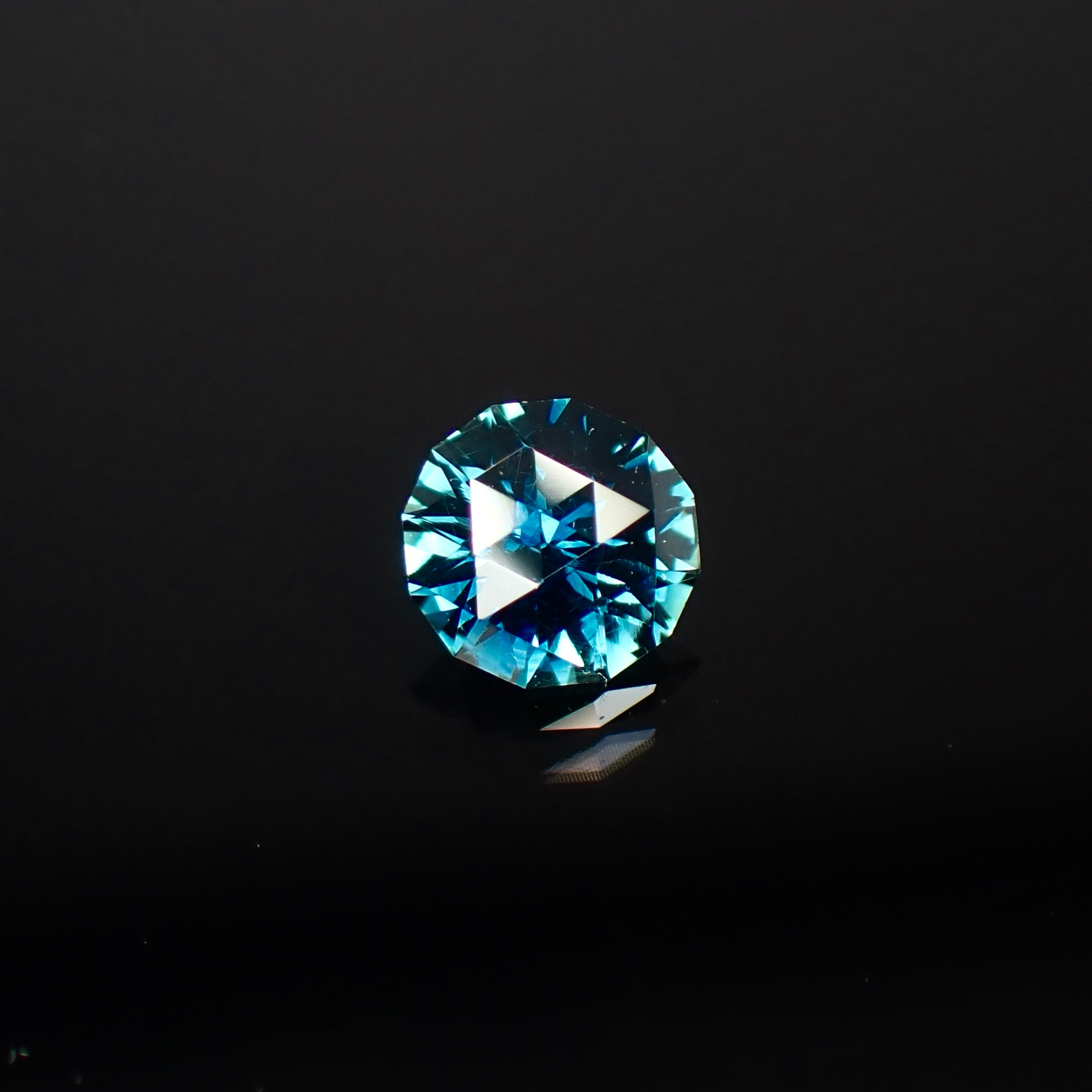 【Original Cut】鴨羽色に煌めくローズカット 0.37ct 天然ティールブルーサファイア | Frederick’s Gems&Jewelry