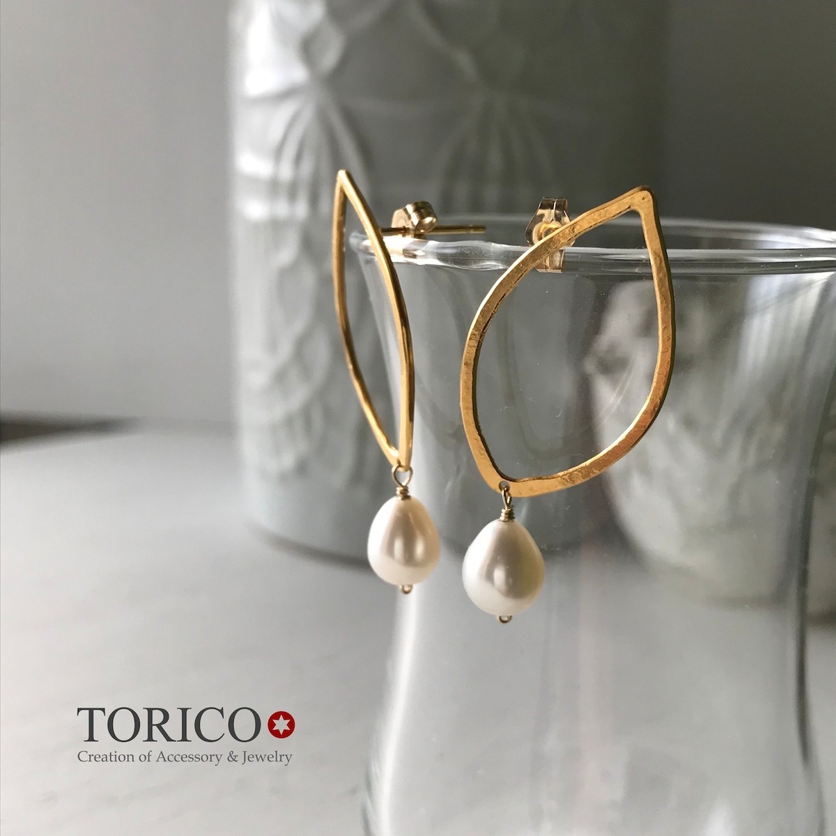 hoop leaf ナナメポストピアス ＋ 淡水パール | TORICO アクセサリー＆ジュエリー 洗練されたクリエイティブなデザインジュエリー