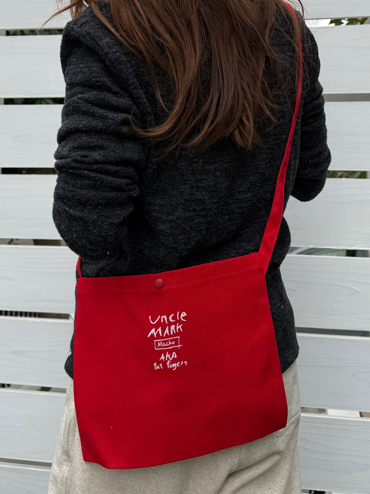 United Dogs Uncle Mark Red サコッシュ (White Ink) | UNCLE MARK AKA