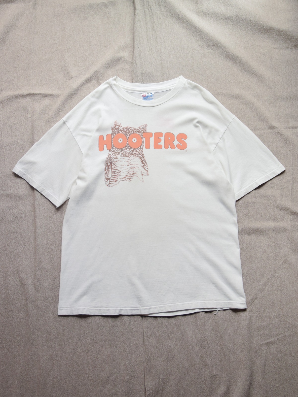 90's "HOOTERS" logo printed T-shirt | ichig