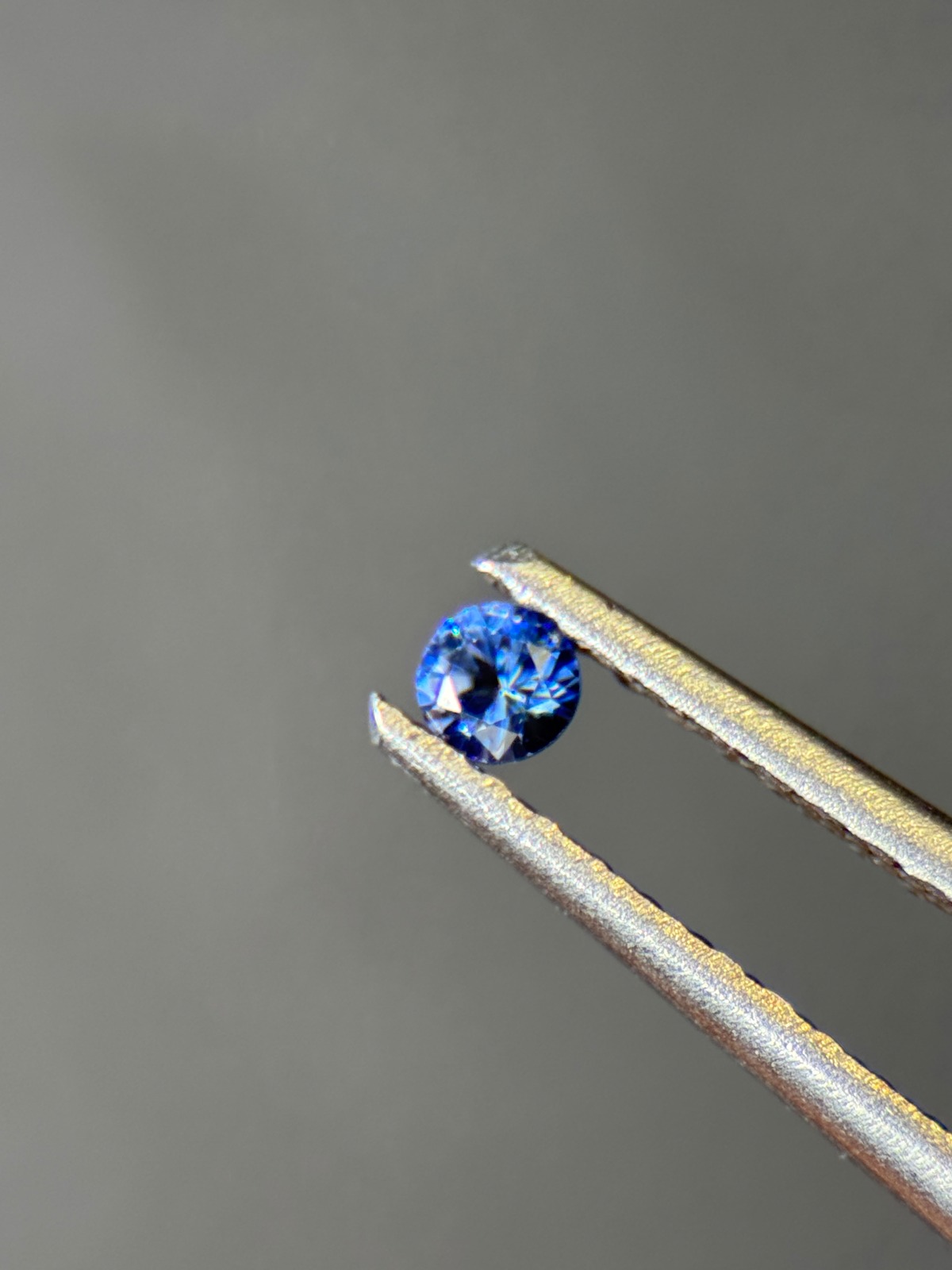 ベニトアイト 0.10ct らうんど2.8mm | パライバトルマリン by アイジェムス