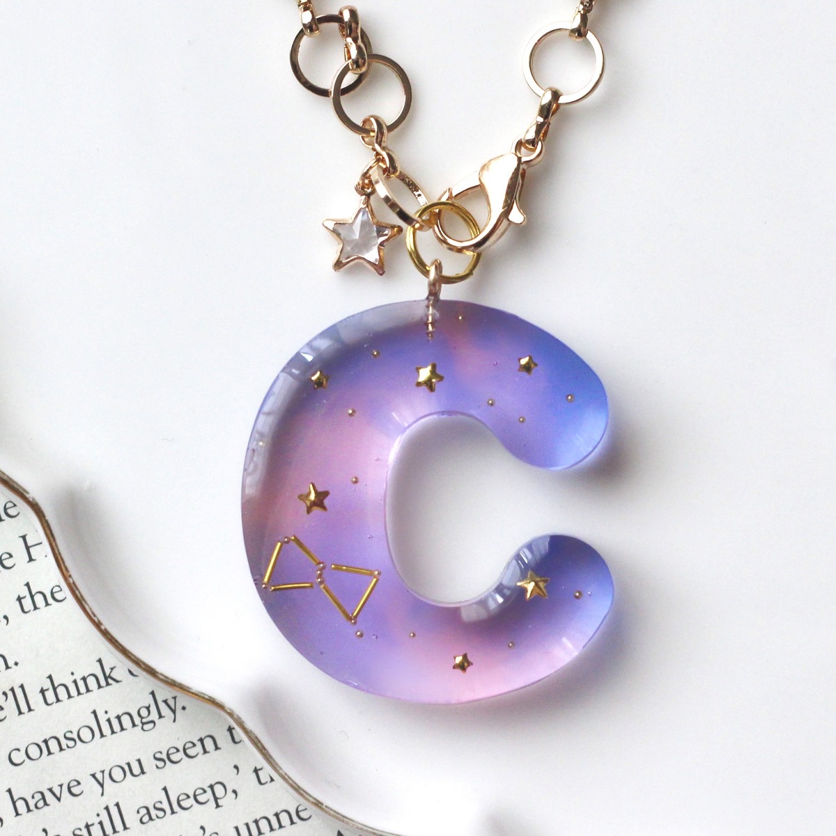 ゆめの夜空イニシャルバッグチャーム/C パープル | comarimade