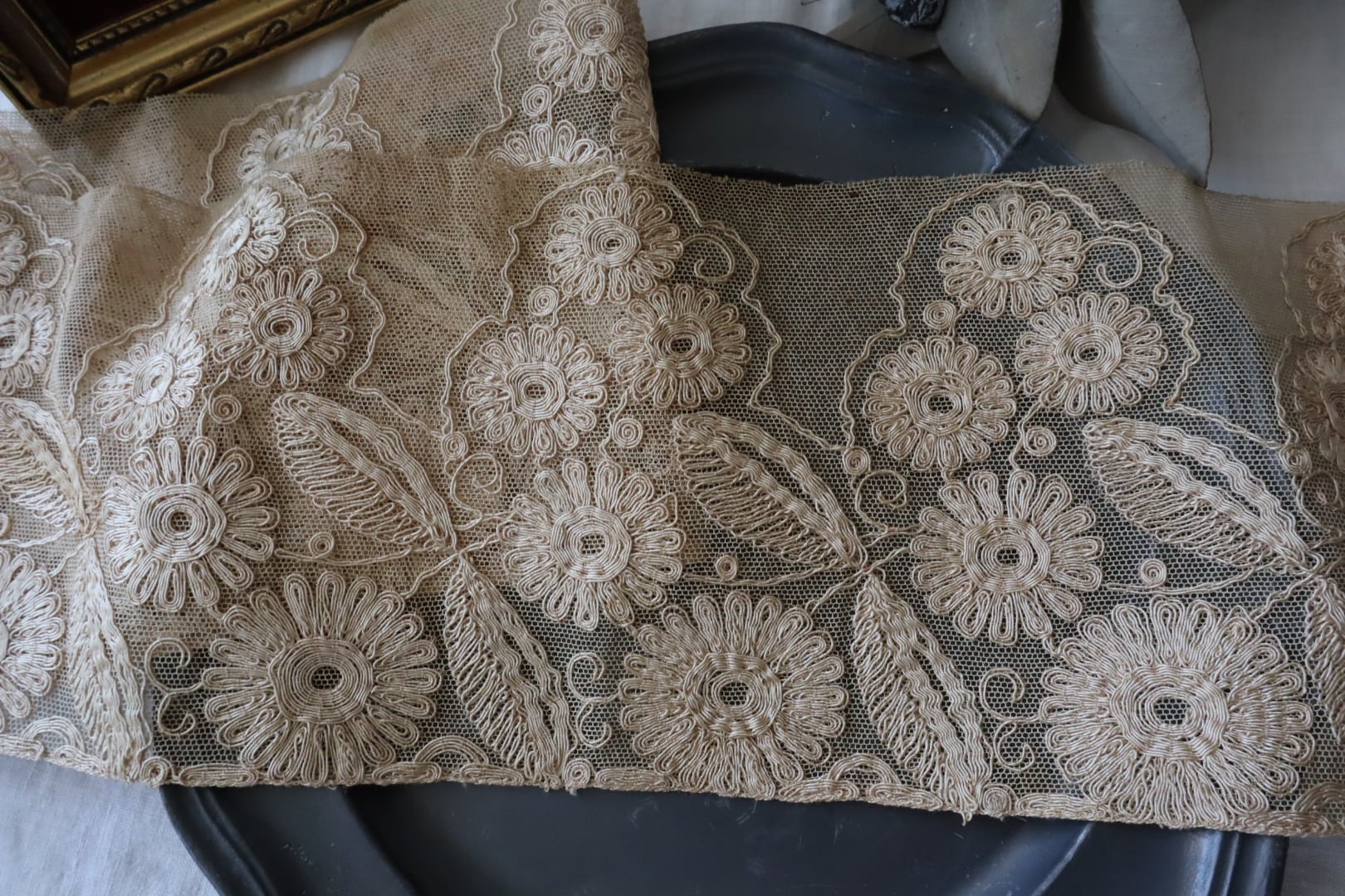 France製 90㎝ アンティーク刺繍レース C784 ベージュ | vmt antique アンティーク雑貨の家