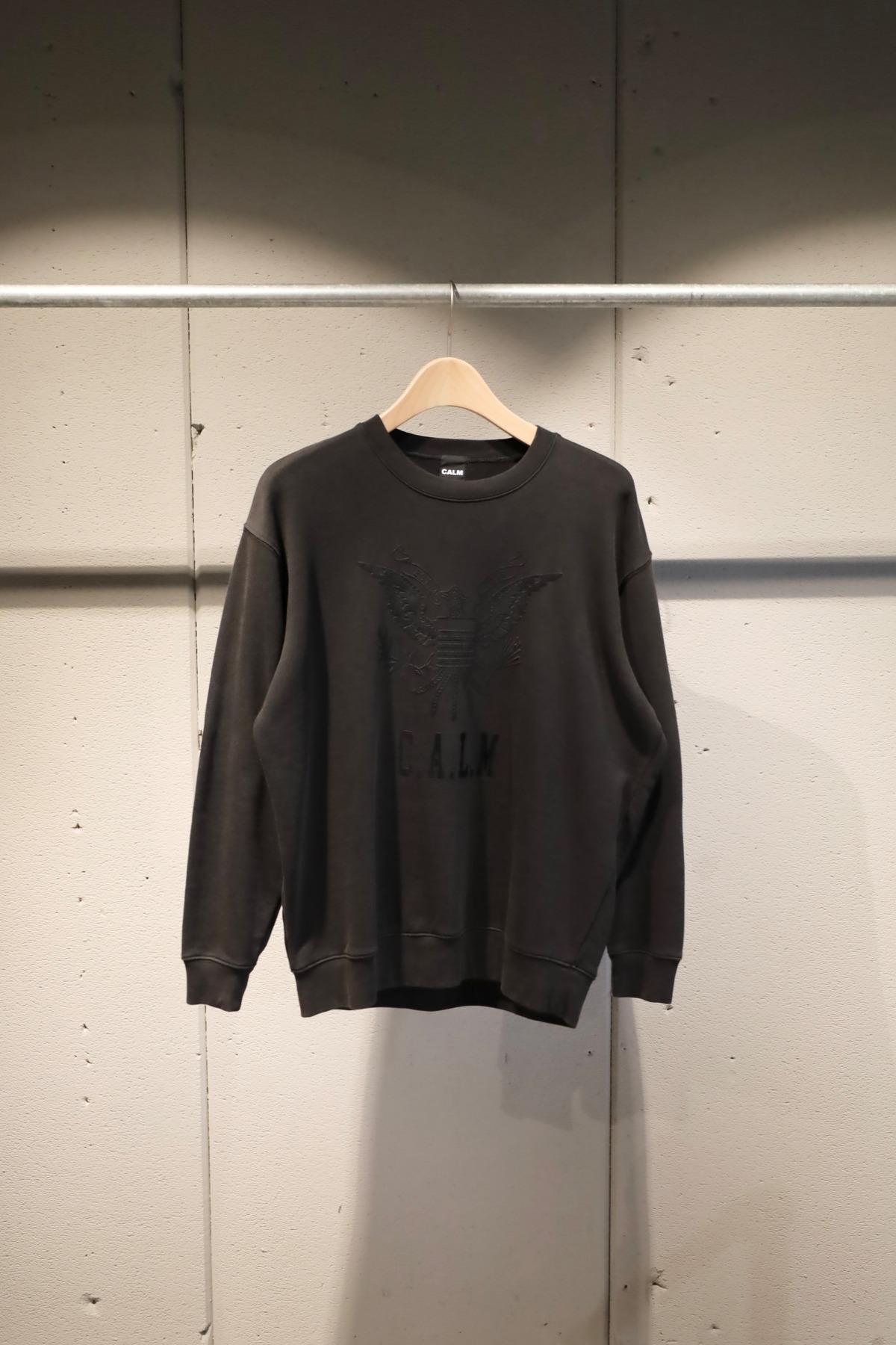 【CALM】Military Logo Flocky Print Sweat（charcoal） | CALM