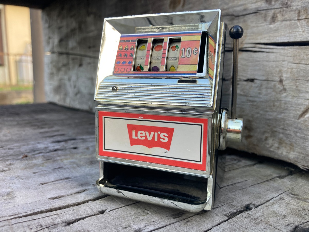90s Levi’s advertising slot machine | CEREAL（シリアル）