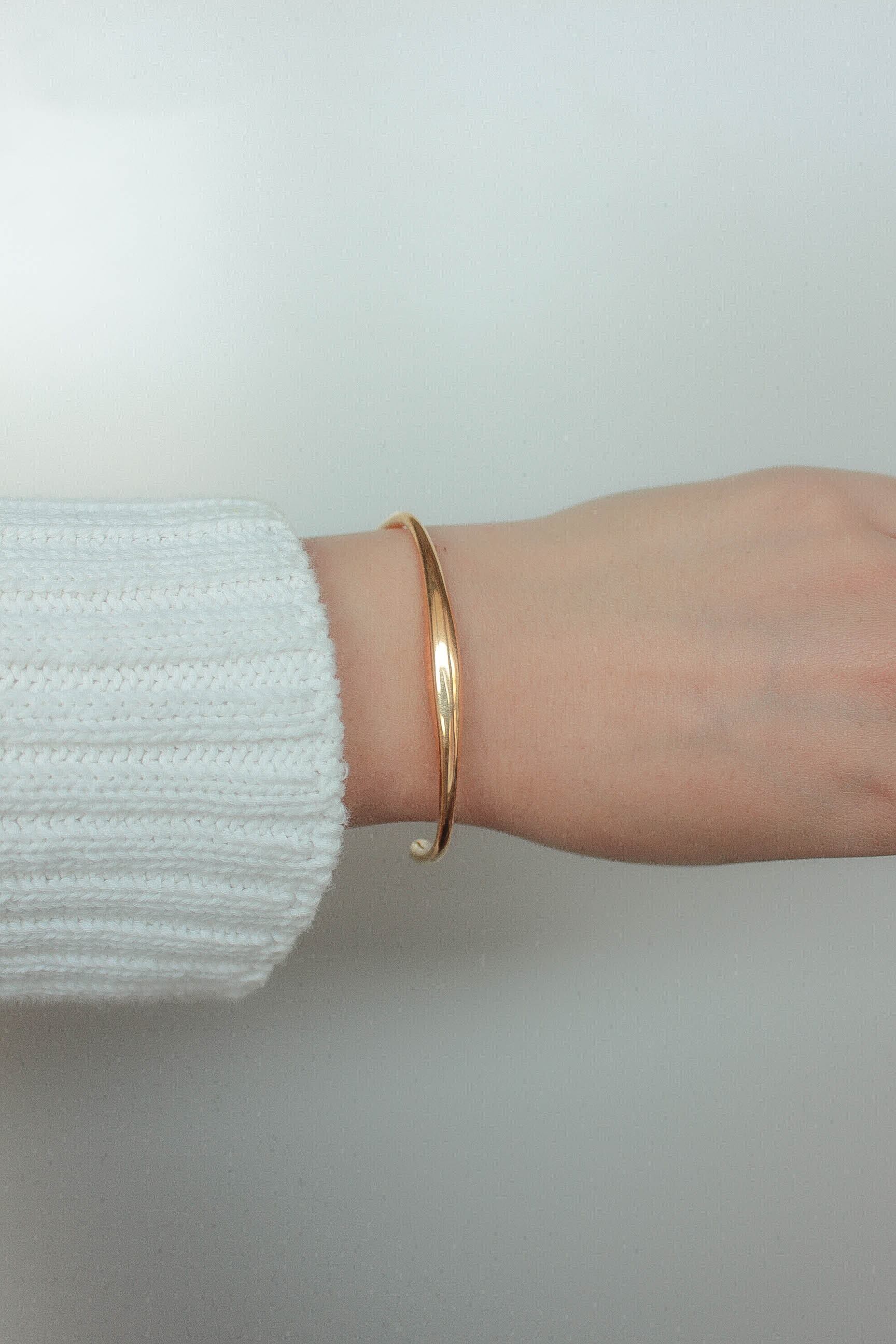 Curve Bangle | 金属アレルギー対応のアクセサリー ebine
