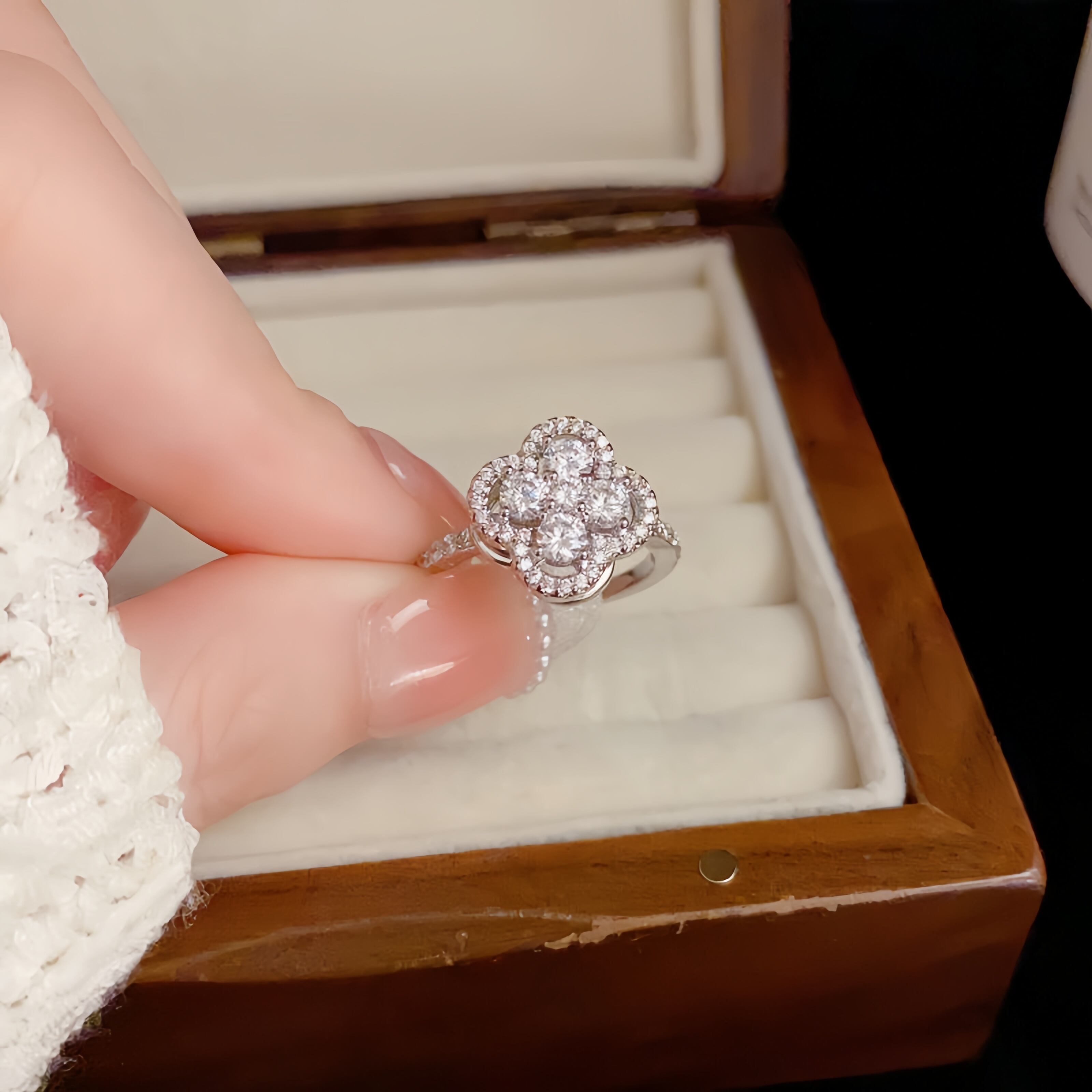 05.四つ葉のクローバー回転リング 軽奢で高級感のあるギフト（サイズ調整可能） | UmiUmi