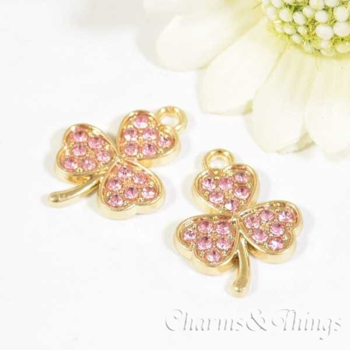 C&T クローバー チャーム 三葉 ゴールド x ピンク (2個入) ラインストーン【SC2540】 | Charms & Things