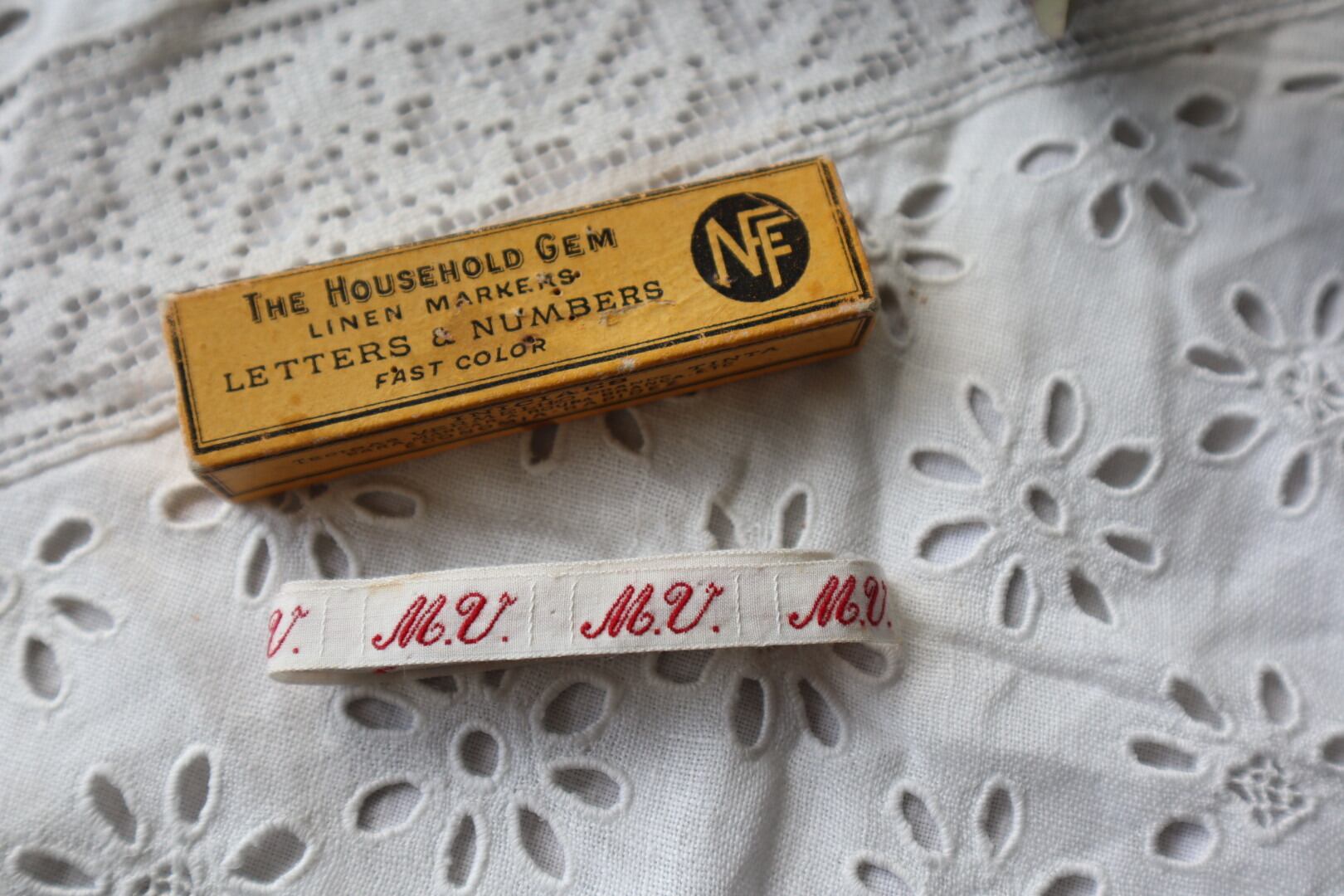 France製 アンティークイニシャルテープ（MV）D109 | vmt antique アンティーク雑貨の家