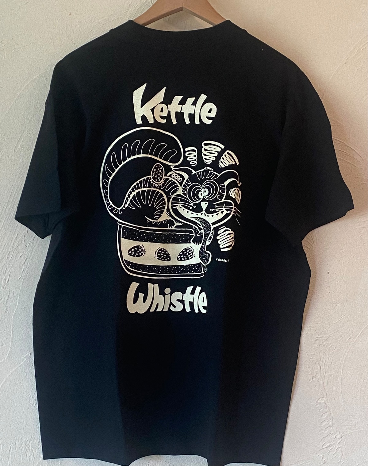 ONE OF THEM渋谷PARCO POP UP記念！ kettlewhistle P.BAGGEデザインTシャツ 黒 | threedays