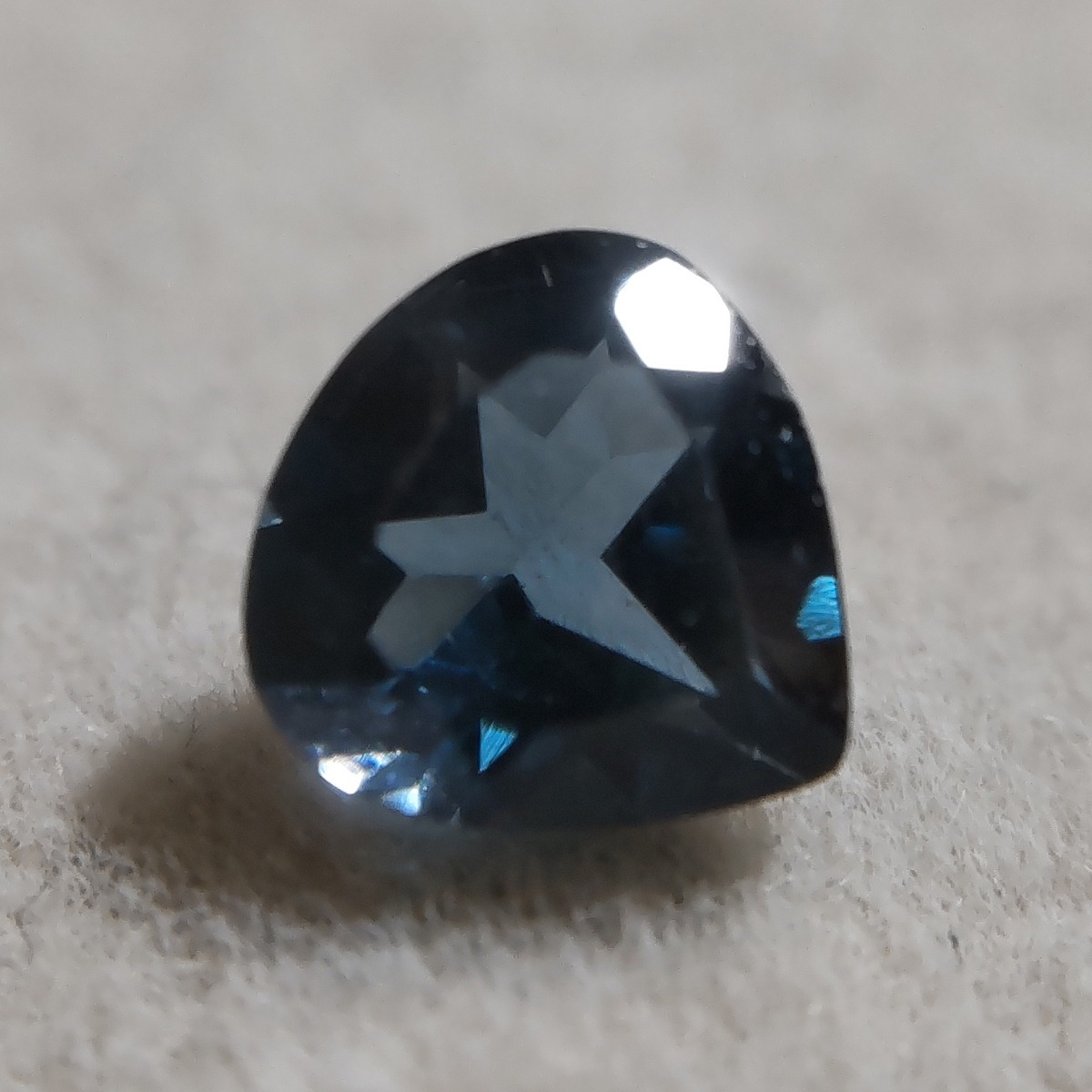 ロンドンブルートパーズ 0.85ct【2502-042】 | TABLE STONE