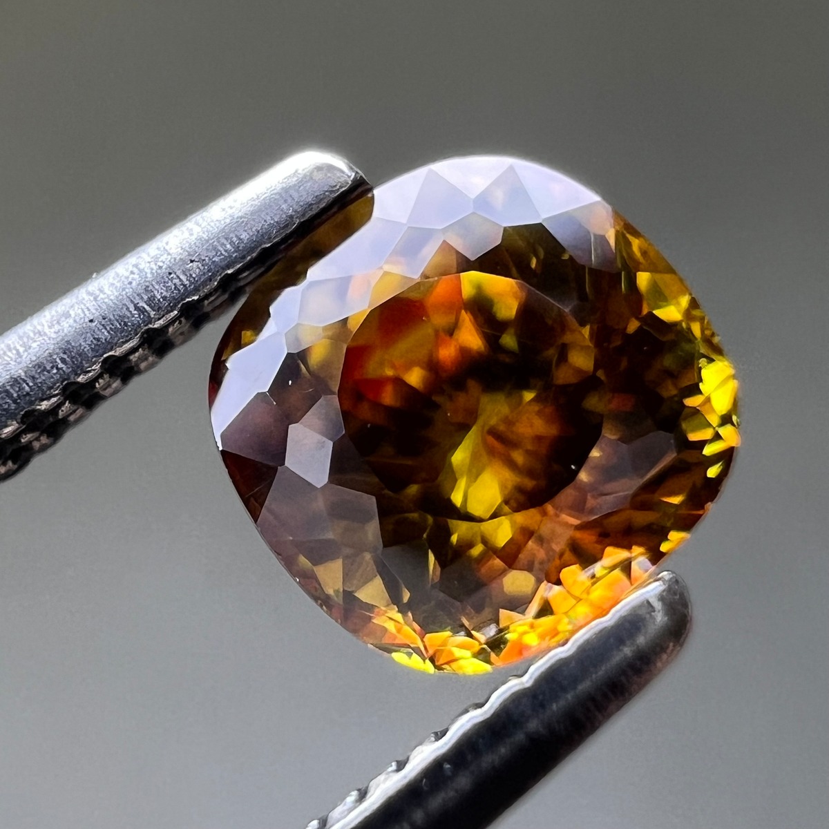 スフェーン 0.76ct 5.11×5.26mm クッションカット ルース | 鈴木屋