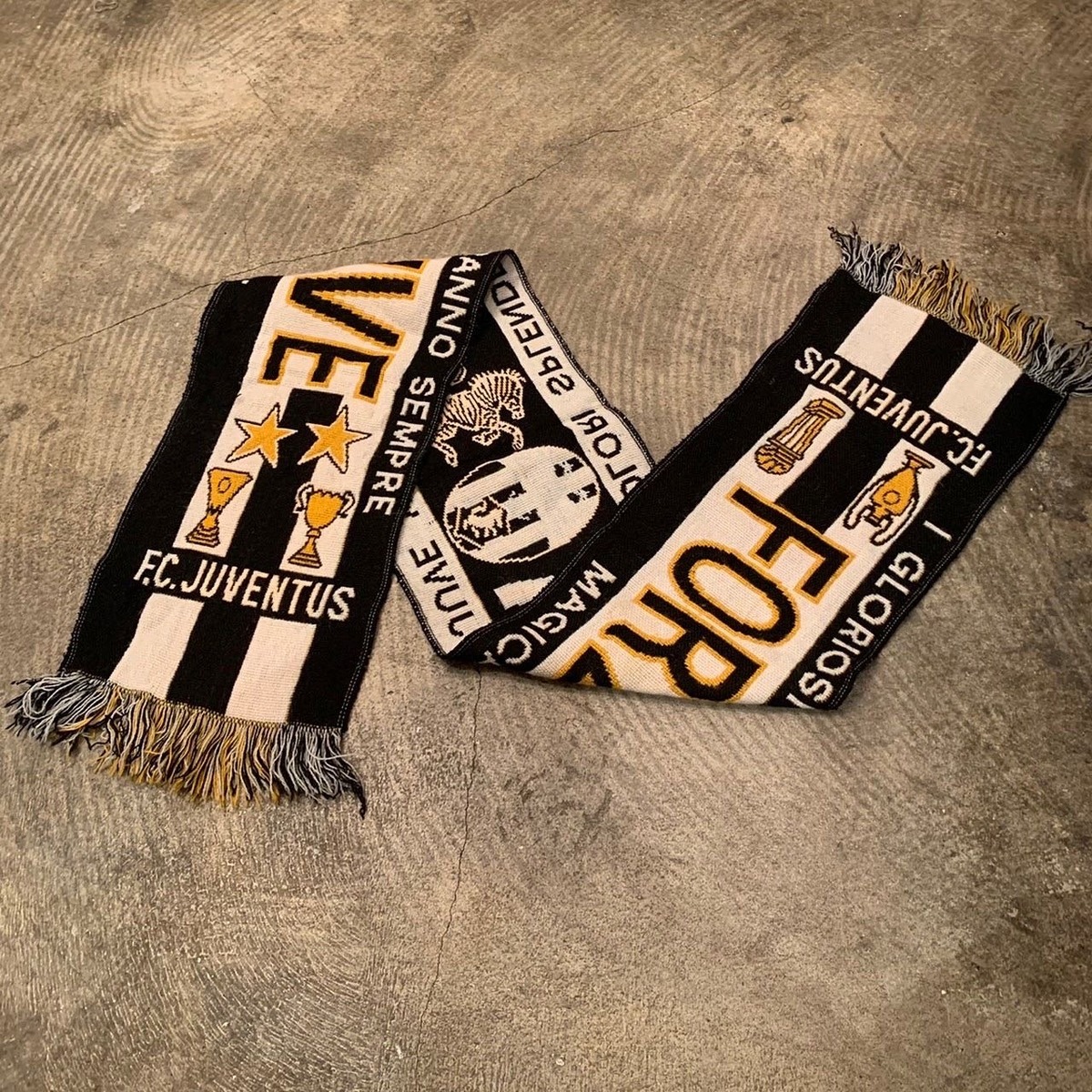 “JUVENTUS” black×white×yellow football muffler | LAUGH