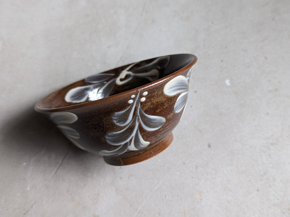 やちむん アラマカイ5寸（イッチン白） | 陶眞窯 | inoya | Basic Life Store いつまでも愛される 日常の定番を集めたライフスタイルショップ