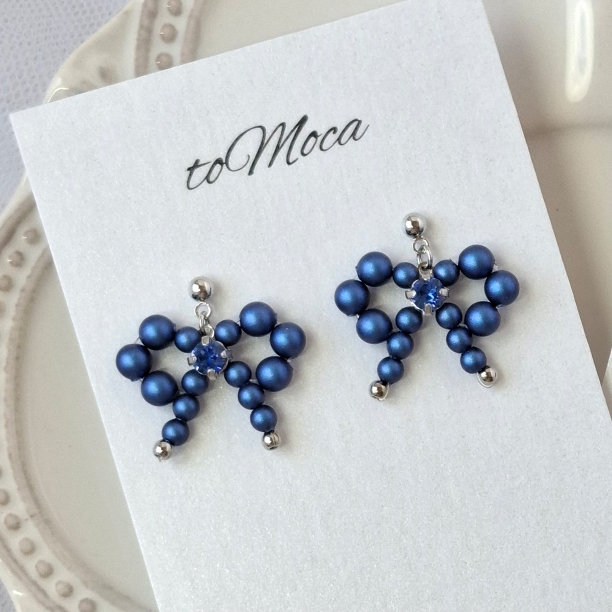 【Petit Pearl Ribbon】 パールの揺れるリボンピアスorイヤリング【ダークサファイア】 | tomoca2025