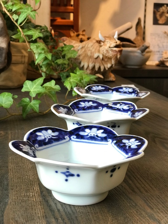 H-21-11、草花蜂文輪花六角小鉢 | galleryasamomo