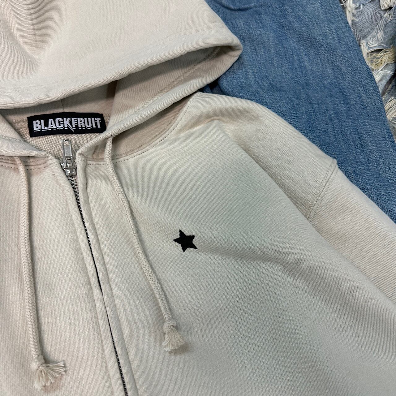 ONE-POINT “STAR” EMBROIDERY ZIP-UP HOODED SWEATSHIRT ONE-POINT “STAR” EMBROIDERY ZIP-UP HOODED SWEATSHIRT