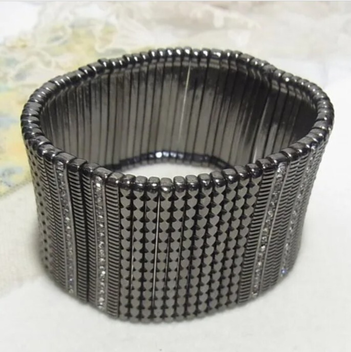 幅広黒メタルのストレッチブレスレット コスチュームジュエリーのセール通販 10954BR | NUTSセールショップ【ちゃんとアクセサリー ...