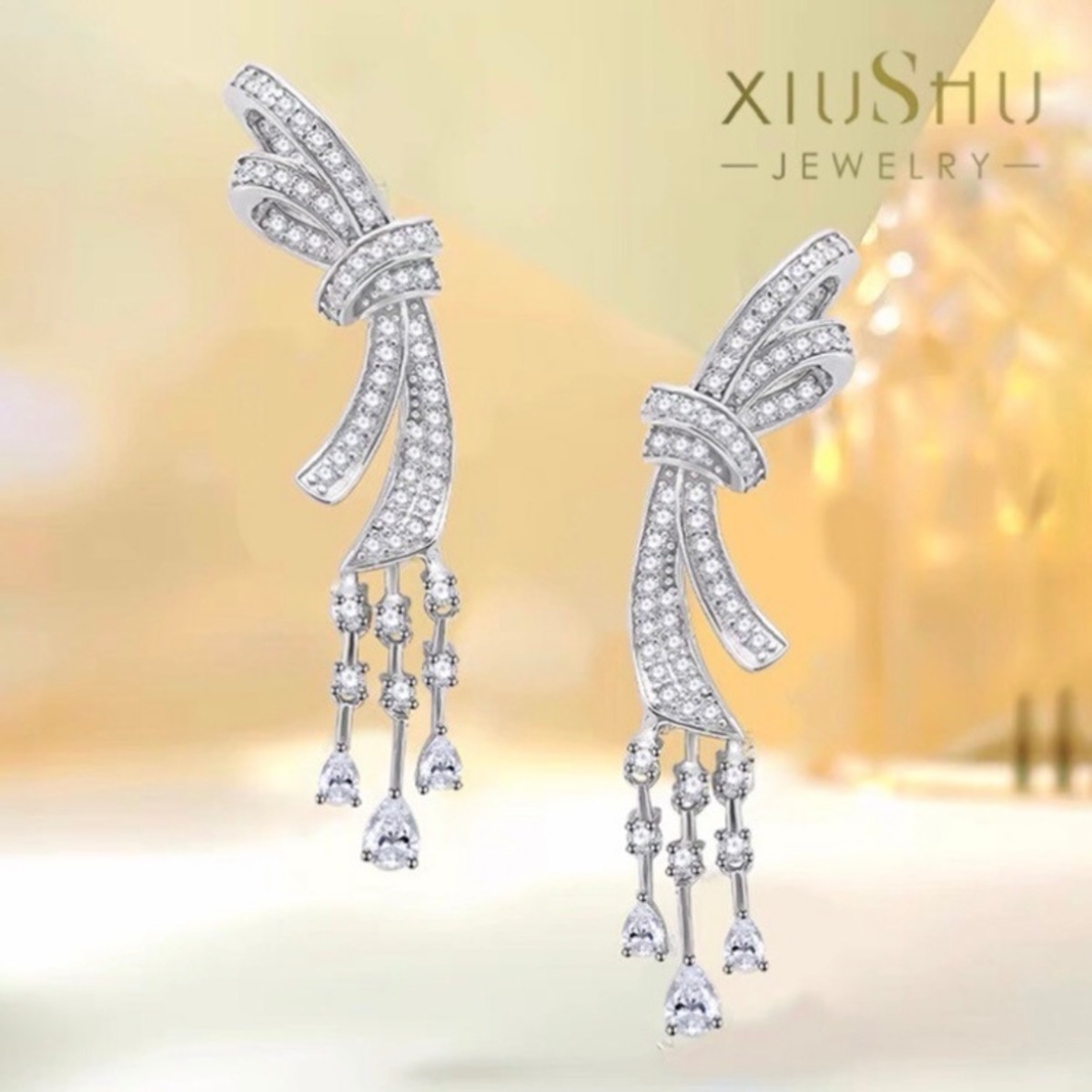 リボン ドロップ ホワイト 高炭素ダイヤモンド キラキラ ゴージャス ピアス 白 揺れる タッセル 大人かわいい | キラキラゴージャスジュエリーのXIUSHU(シュシュ)